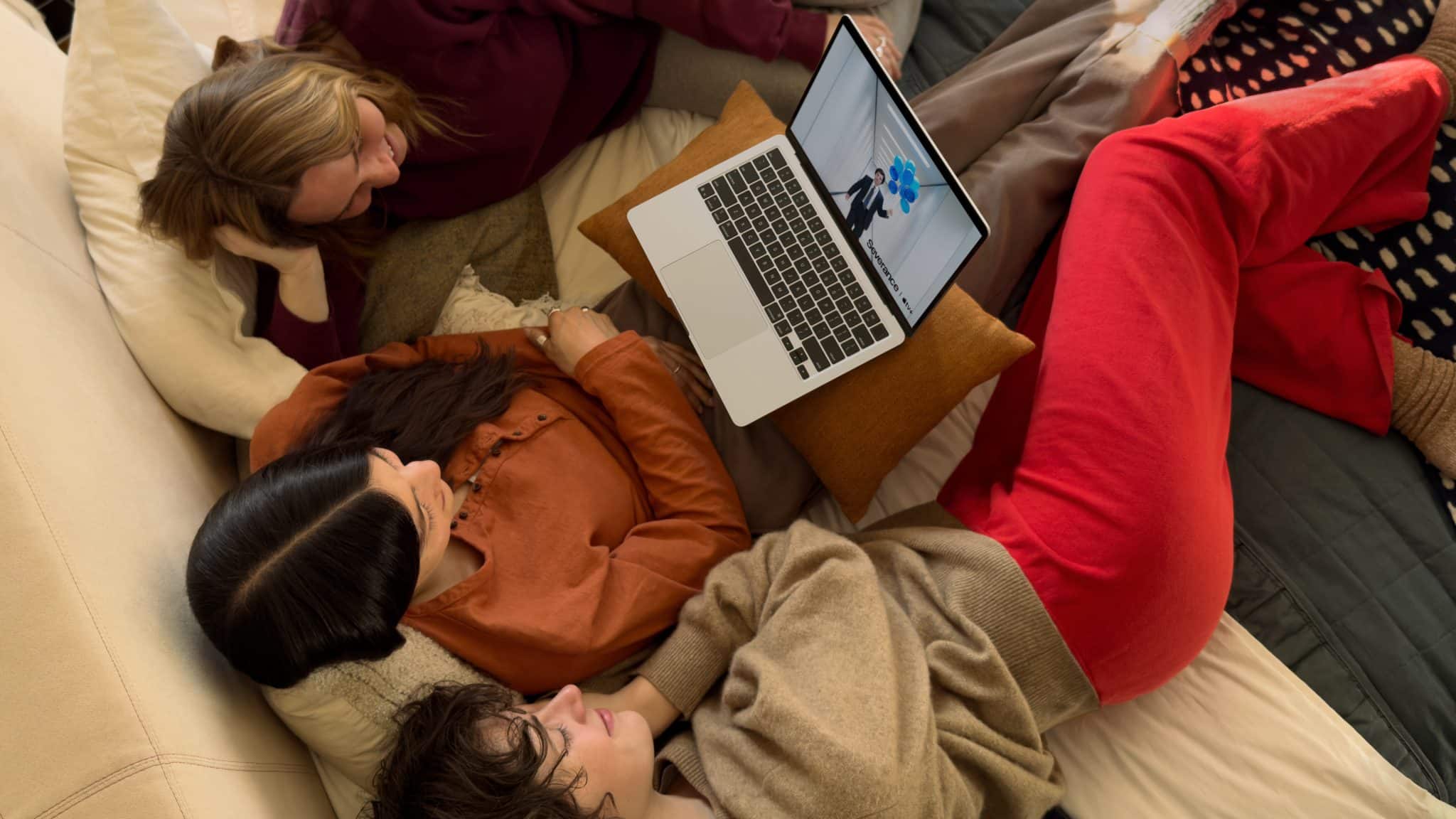 iPad or MacBook: Choosing the Best Device for Your Daily Use ...