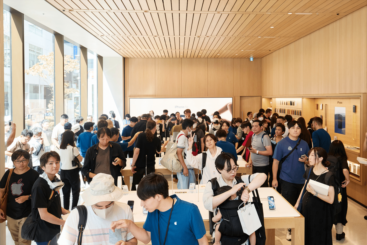 Stunning Apple Ginza Store Reopening Attracts Thousands in Tokyo ...